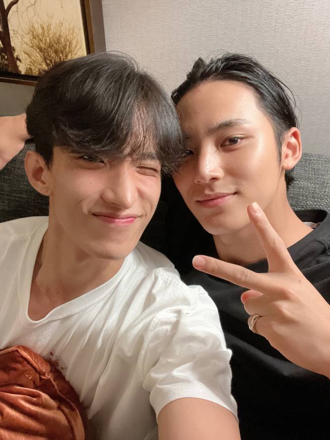 Seventeen Community Post 미주 투어 끝 ㅎ고생했어 다들 캐럿들 고마워 Thank You🖤 Mingyu