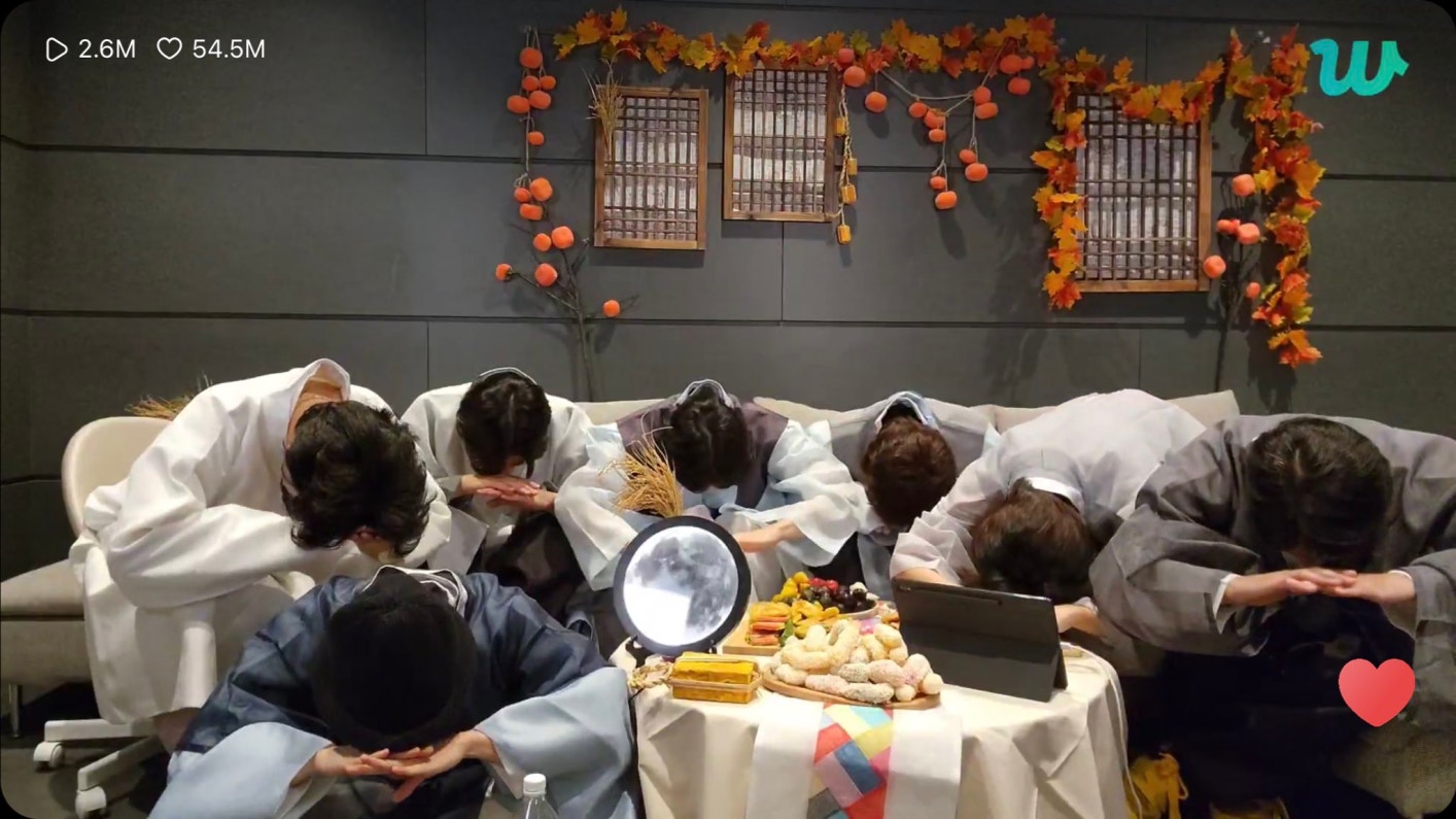 BTS 커뮤니티 포스트 - My darlings, have a Merry Chuseok season!! 🍂 I know you ...
