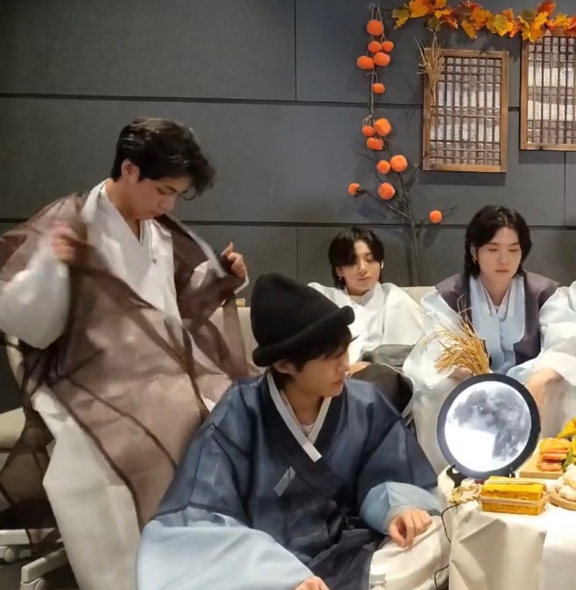 BTS 커뮤니티 포스트 - 라방에서 벗은건 일도 아녓던것이였다 훌러덩 허걱😱 태. 형. 오. 빠