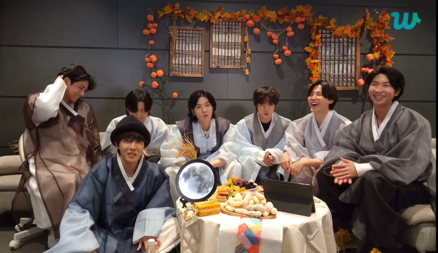 BTS Community Posts - テテTIME＋7 🌙.*·̩͙ 7人でのweverse LIVEありがとう😊💕 韓服姿💘素敵でした 2022 DALMAJUNG届くのが益々楽しみ♬ ...