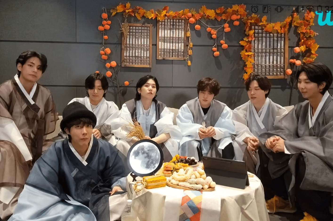 BTS 커뮤니티 포스트 - 久しぶりにみんなに逢えて幸せでした💜 ありがとう(^人^) やっぱり7人揃って わちゃわちゃしてる バンタンは最強で最高よ😘 韓服姿が綺麗で惚れ惚れします💘 くま ...