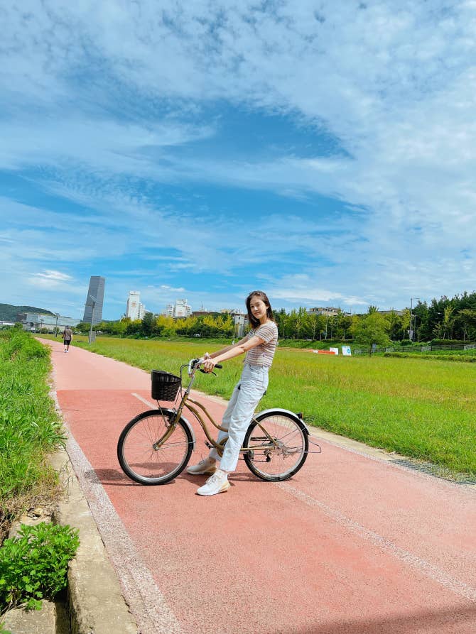Stayc Community Post 스윗 ️ 즐거운 한가위 보내고 있나욥 재이는 가족끼리 자전거 슝슝 하러 왔지롱🚴🏻