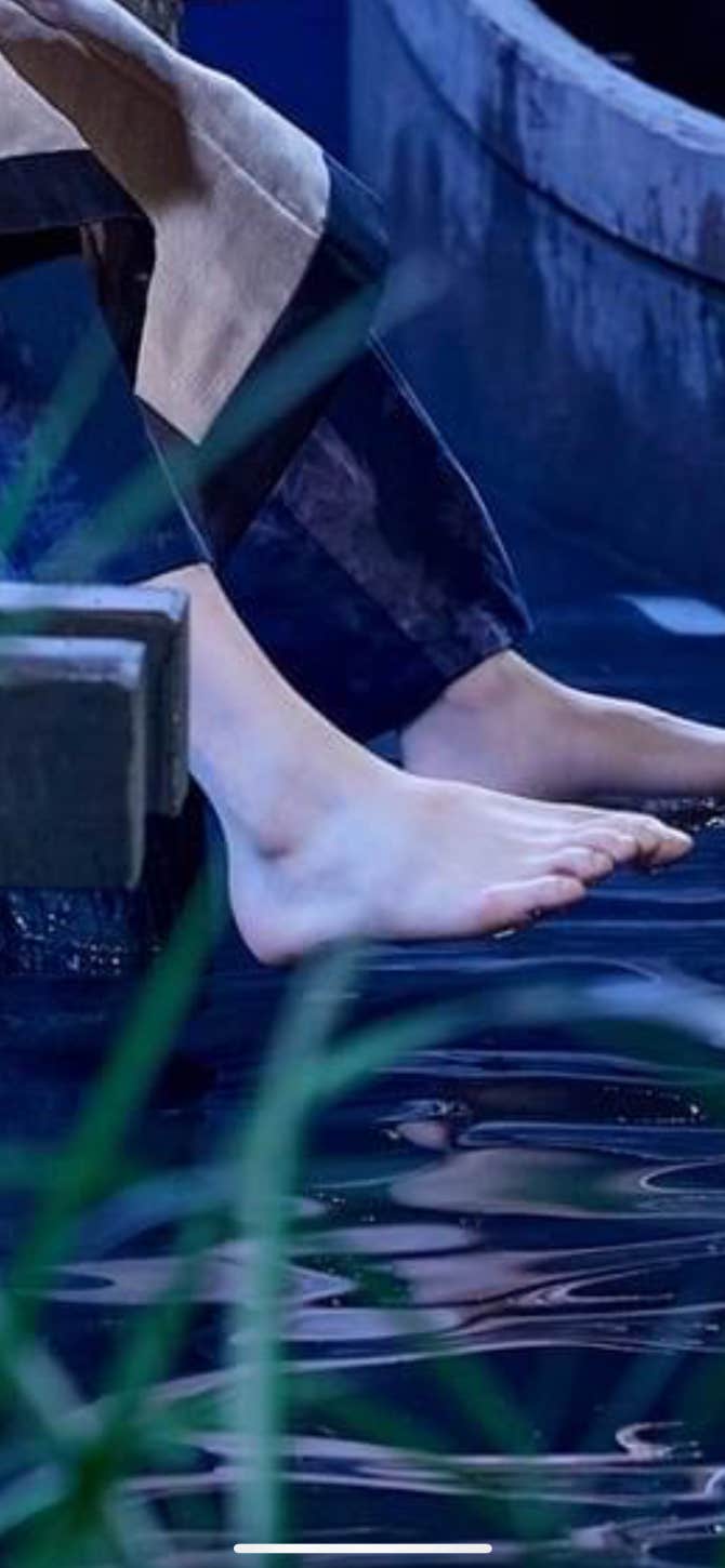 BTS 커뮤니티 포스트 - #To_Suga Is it on your foot?! TELL US!!