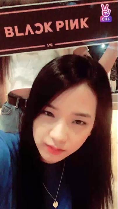 WeverseBLACKPINK Media - [CH+ mini replay] 츄츄츄츄츄츄츄츄츄우💋 Chu chu chu chu ...