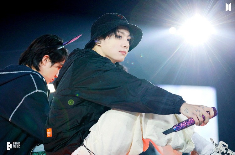 BTS Community Post - 💜🐰 Junkook Time ＋6 🐰💜 グク🐰💜 IUさんのコンサートを2日連続で見に行って いたんだね🎤グクが楽しい日々を送ってくれて いるなら ...
