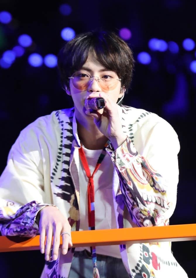 Bts Community Posts 진 씨 오늘은 뭐하고 지내세요 슬슬 당신을 만나고 싶습니다😌💖 멋진 모습 보여주세요🥰