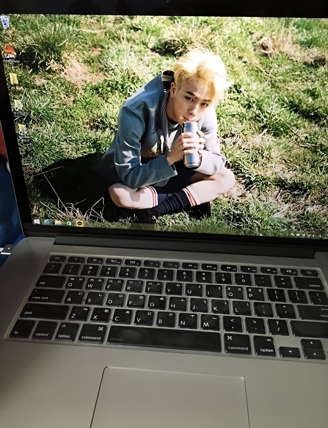 Bts 커뮤니티 포스트 Jin Time ๑´ڡ`๑ 。 ☆ 。 ジンくんは自分の💻の壁紙を自分の画像に設定していました