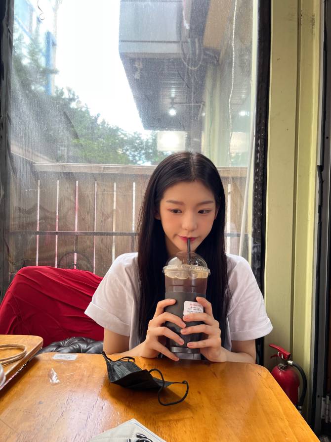 Secret Number Community Post 연습 가기전에 커피타임 ️ 오늘 날씨 너무 좋다 락키들도 좋은하루 보내요