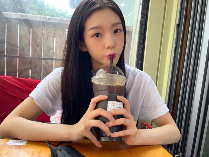 Secret Number Community Post 연습 가기전에 커피타임 ️ 오늘 날씨 너무 좋다 락키들도 좋은하루 보내요