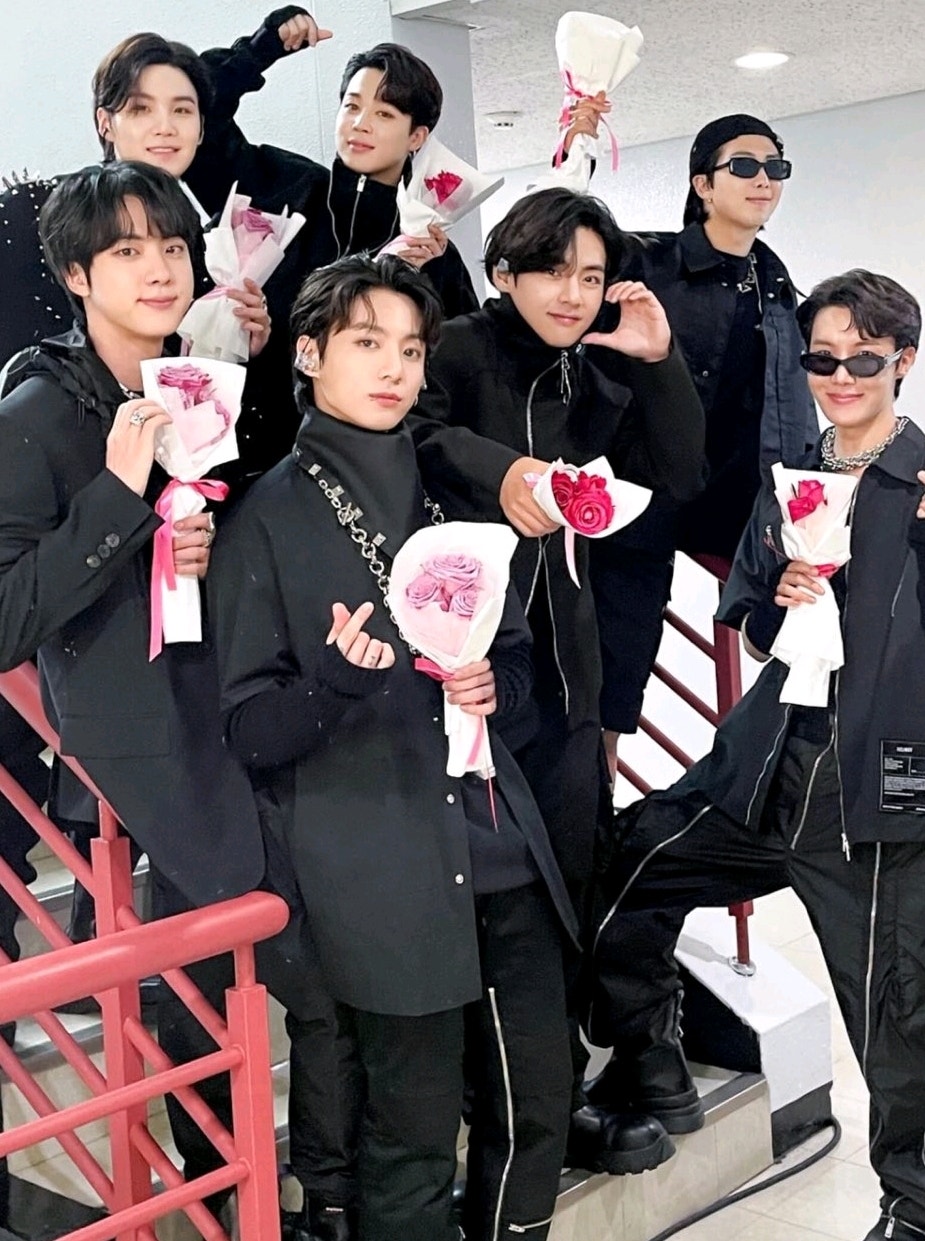 BTS Community Post - JIN〜釜山LIVE無料ですが、私はJINにどうしても聞きたい事があります。。。 JINの叶えたい夢は今回の釜山無料LIVEで叶うのですか？？ 私は ...