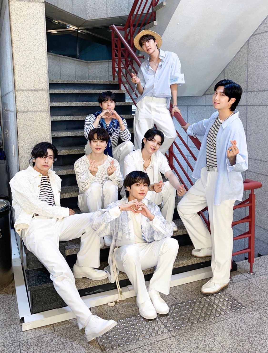 BTS Community Post - #ARMY_Borahae_BTS_on_Weverse 남준이 오빠의 말이에요. '자신을 사랑하기 위해 BTS를 이용하세요' 저는 저의 ...