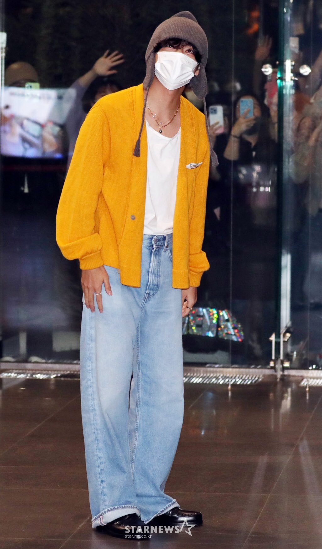 BTS Community Posts - Press photos of Taehyung’s arrival at Studio ...