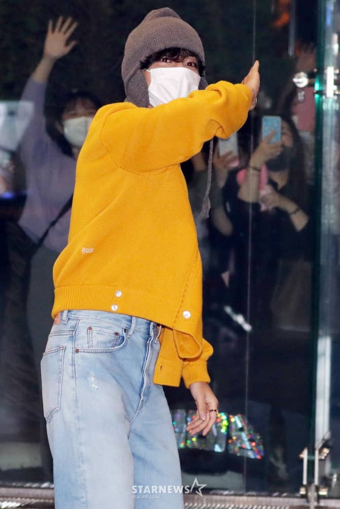 BTS Community Posts - Press photos of Taehyung’s arrival at Studio ...