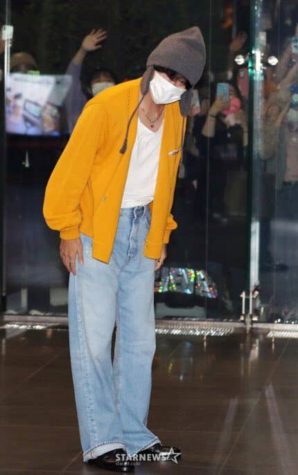 BTS Community Posts - Press photos of Taehyung’s arrival at Studio ...