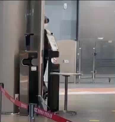 BTS 커뮤니티 포스트 - super Mr. Congeniality #Taehyungssi 🫶💜 ctto 🎥