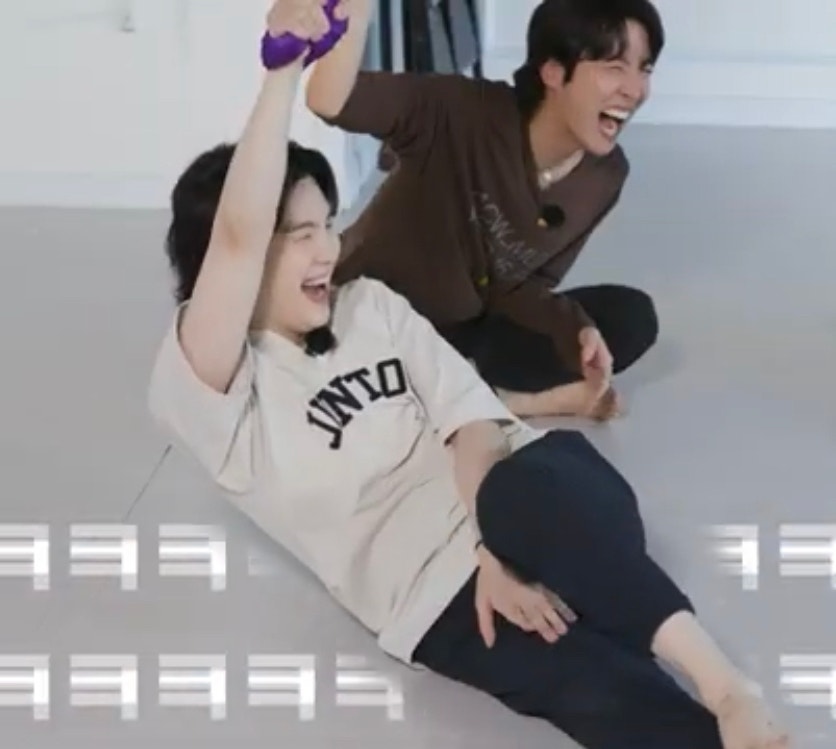 BTS Community Post - ちょっと遅くなったけど バンタン、TMA人気賞1位 おめでとうございます🎉🎉🎉 ARMYって凄いなって思いました バンタンを応援する時の団結力が🍀 ...