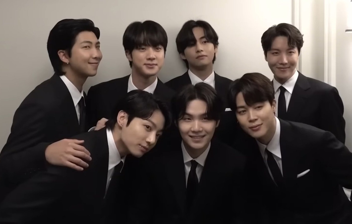 BTS Community Post - How is possible to be so in love??