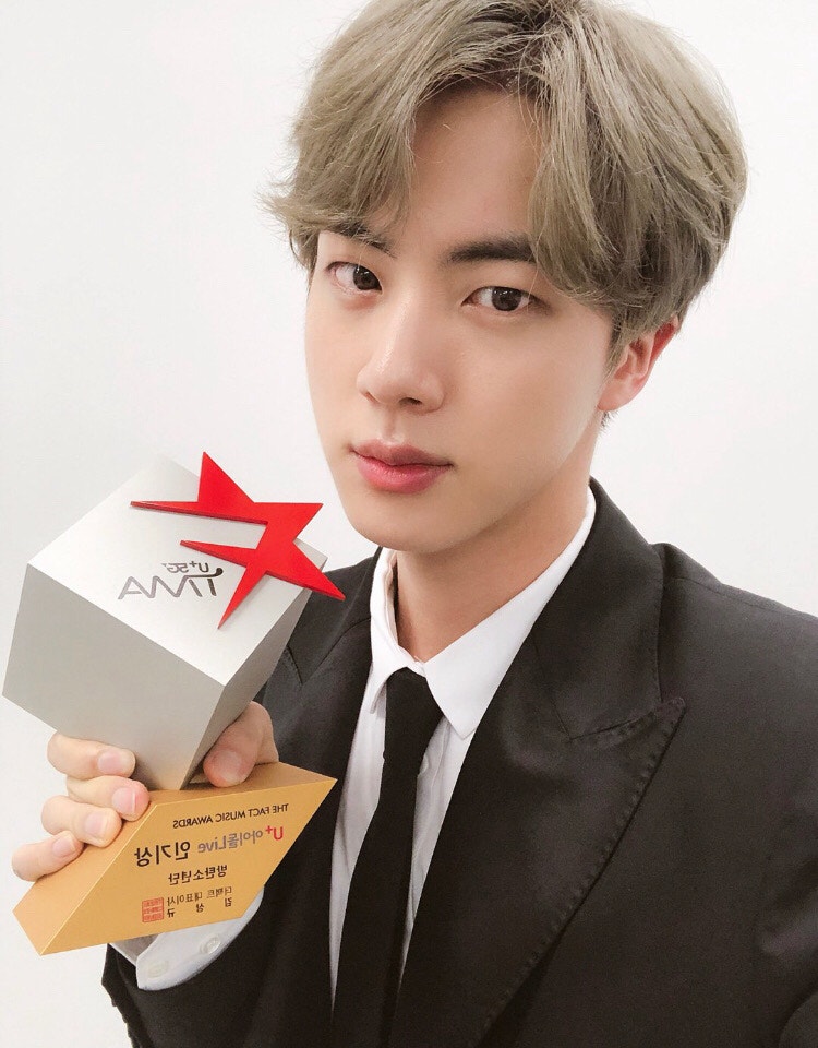 BTS Community Posts - jinくんTime 遅くなりましたがTMAおめでとう🏆💜 ジンくん1位おめでとう🏆💜 実はまだ授賞式の多さに混乱中してて 気づいたら投票始まってたり ...