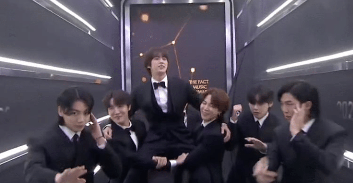 BTS Community Posts - Congratulations WWH 💜