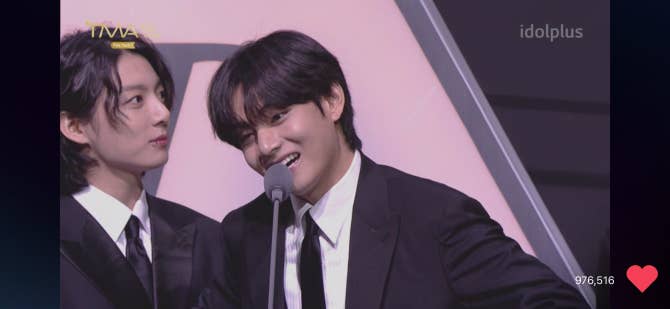 Bts Community Posts 상 받은거 너무너무 축하해여 옆에서 석진이랑 태형이 뿅뿅 나올때마다 포즈 바뀌는거