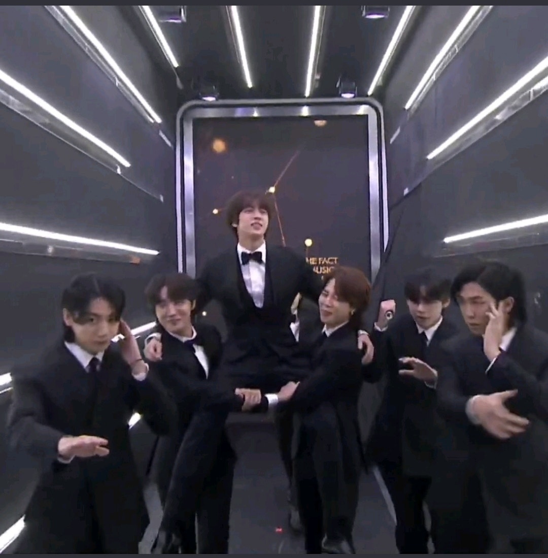 BTS Community Post - os meninos levando o jin até o palco do mesmo jeito que levaram o yoongi ...