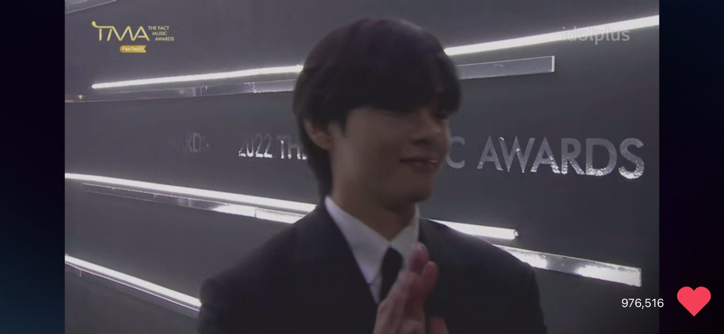 Bts Community Posts 상 받은거 너무너무 축하해여 옆에서 석진이랑 태형이 뿅뿅 나올때마다 포즈 바뀌는거