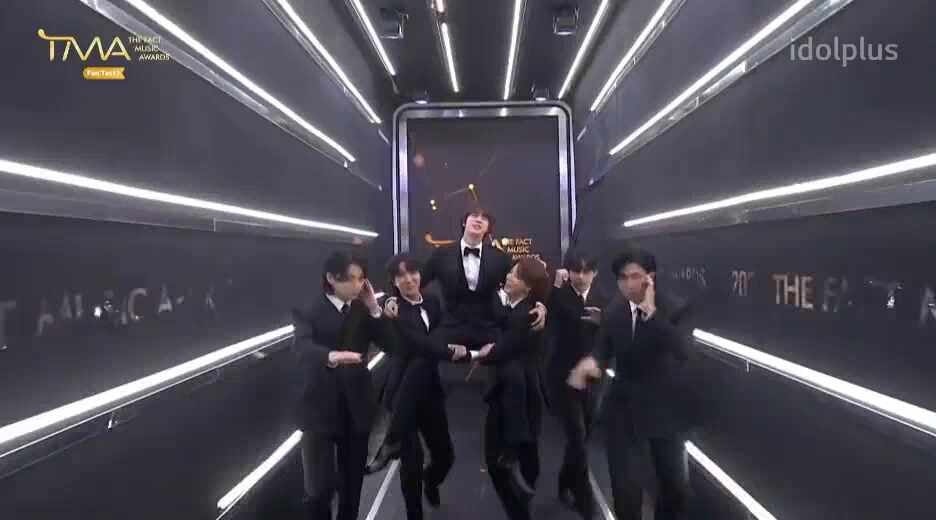 BTS 커뮤니티 포스트 - JIN 'FAN N STAR CHOICE INDIVIDUAL'🏆🎉💜 WWH가 상을 받으러 나오는 방식이 정말 다르네요 ㅋㅋㅋㅋㅋㅋ