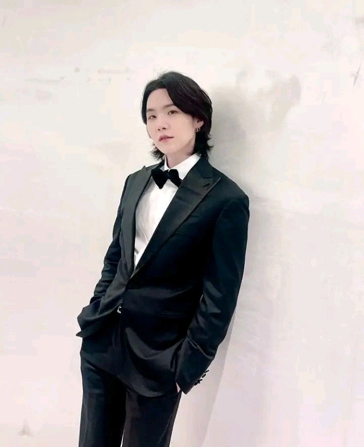 BTS Community Post - Suga siendo Suga Siempre lindo