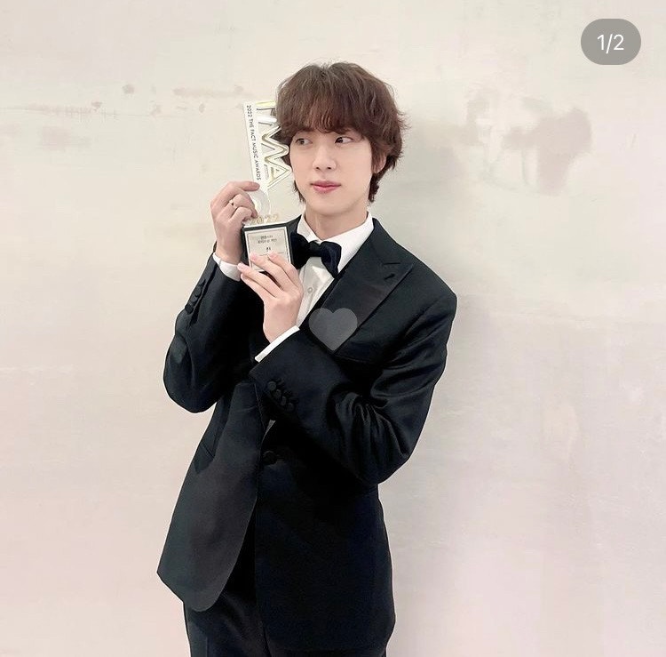 BTS Community Posts - ☪︎*＊┈┈┈┈ • 𝕁 𝚒𝚗 𝕋𝚒𝚖𝚎 •┈┈┈＊☽⋆゜ JINくん♡ きのうは 本当に本当に おめでとうーー🫶💞 TMA 冠 🏆 そして♡そして ...