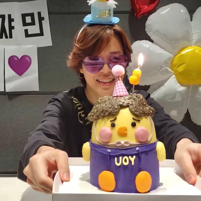 Bts 커뮤니티 포스트 우리 지민이 생일 축하해요 항상 건강하시고 안전하시길 바랍니다 사랑해요💜🥳🎂🎉