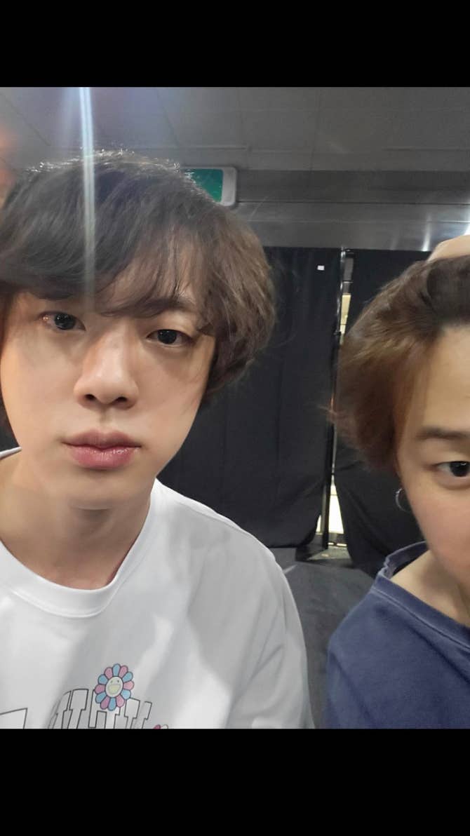 BTS Community Post - 💜🎤🐹Jin Time🐹🎤💜 JINくん、 仲がいいのはすごくわかるよ TMAの受賞式でも 弟達に担がれて登場するJINくん 弟達を愛してて 弟達に ...