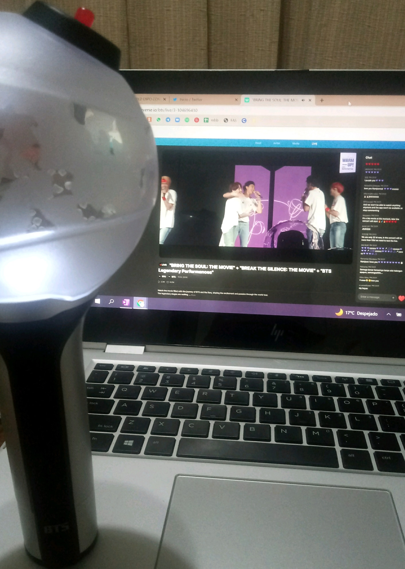 BTS Community Post - Viendo el WARM UP! with Weverse mientras espero por el YET TO COME in BUSAN 💜