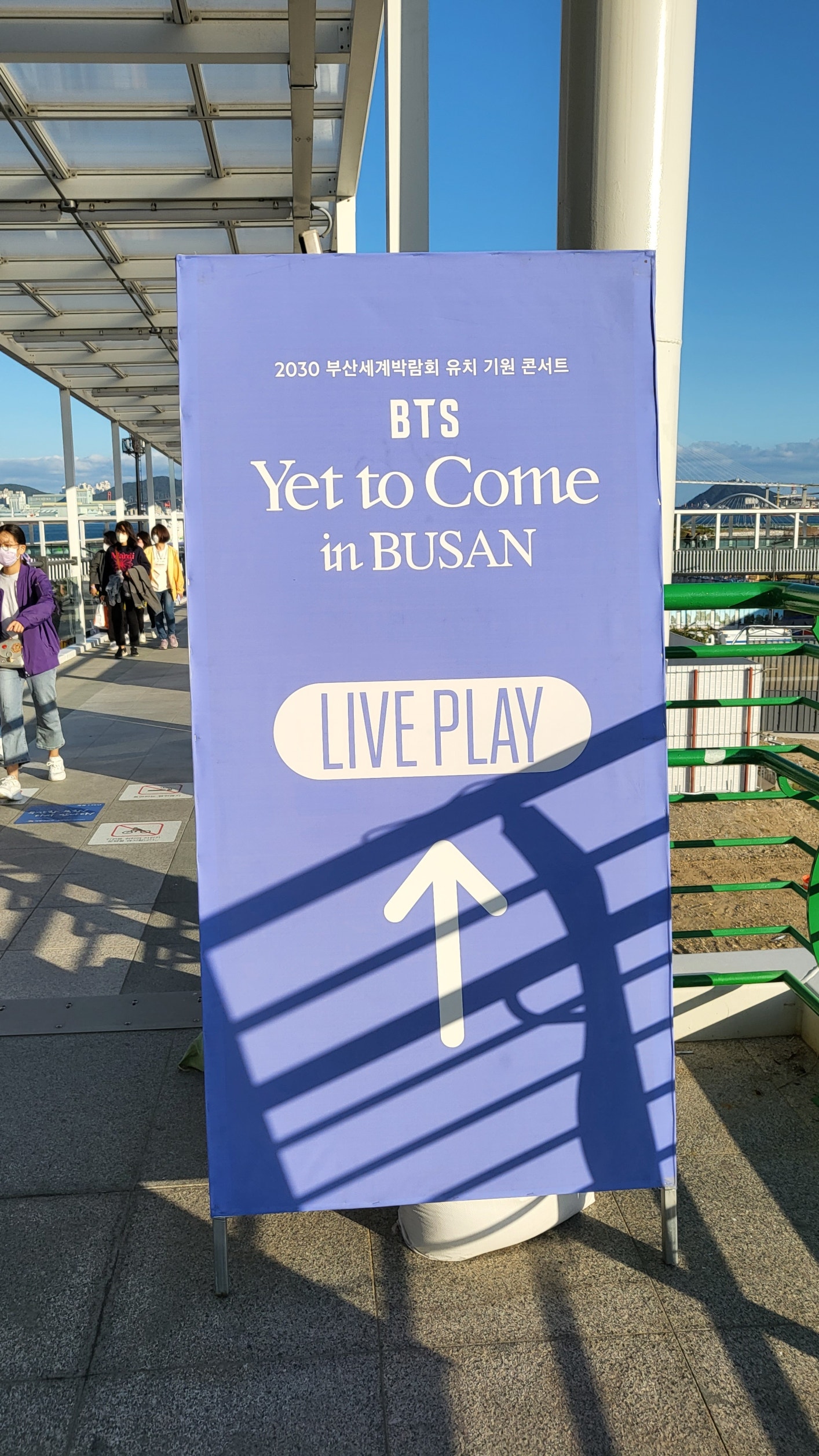 BTS Community Posts - #YetToCome_on_Weverse 라이브플레이 현장입니다! 아미들 완전 많아용💜