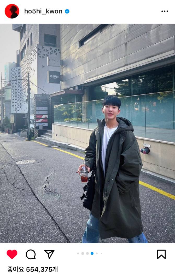 Seventeen Community Post 오늘 사복 완전 가을 느낌😘🍂 넘 이뻐 호시💚 진짜 코드그라피 최고의 모델👍👍👍