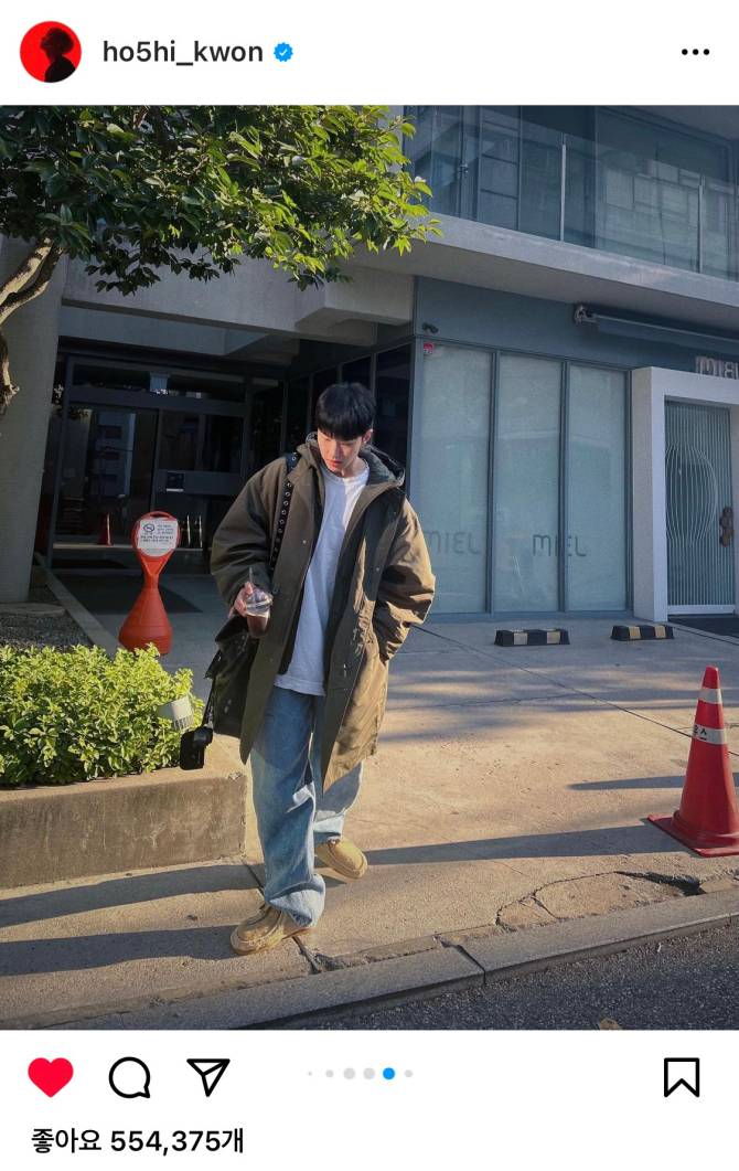 Seventeen Community Post 오늘 사복 완전 가을 느낌😘🍂 넘 이뻐 호시💚 진짜 코드그라피 최고의 모델👍👍👍
