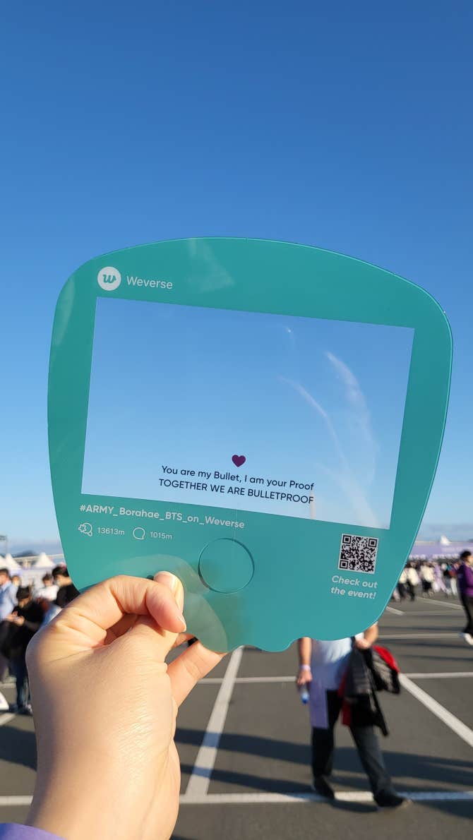 BTS Community Posts - #YetToCome_on_Weverse 라이브플레이 현장입니다! 아미들 완전 많아용💜