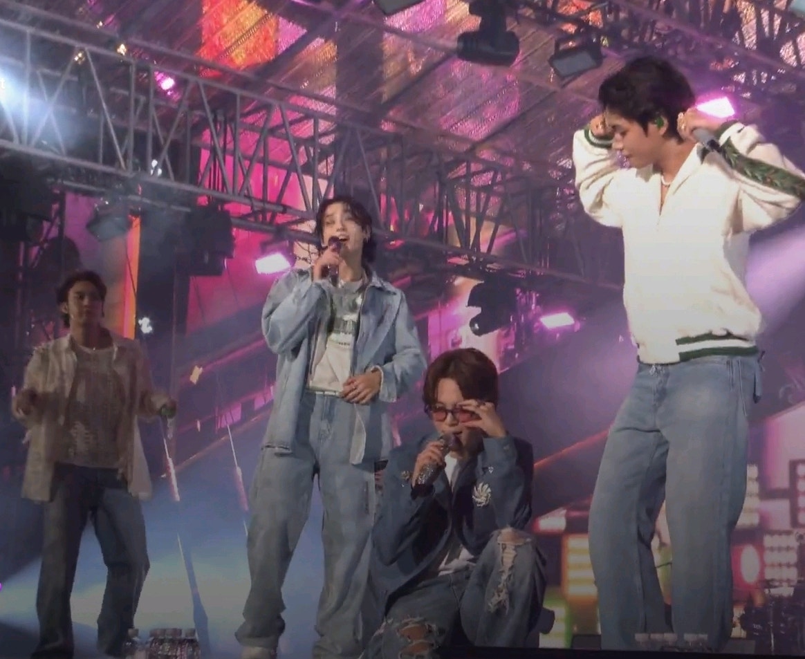 BTS Community Post - army stop commenting the live is freaking CRASHING STOP IT. STOP COMMENTING ...