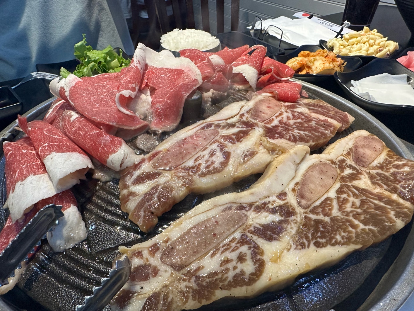 Enhypen Community Post 우리는 한국 바베큐에서 희승 생일을 축하하고 있다 다시 한 번 생일 축하해 자기야