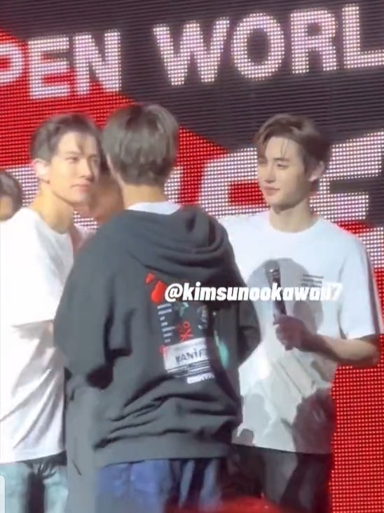 ENHYPEN Community Post - heeseung hugs crying sunoo 🫂 ️