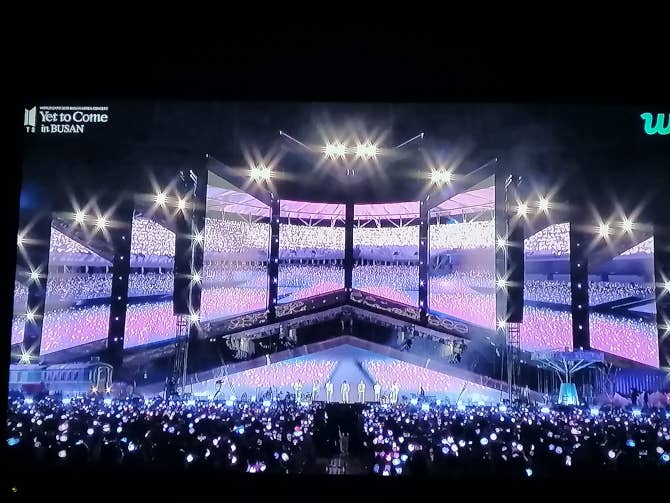 BTS Community Post - Hermoso concierto! Beautiful concert! 아름다운 콘서트! 💜💜 ...