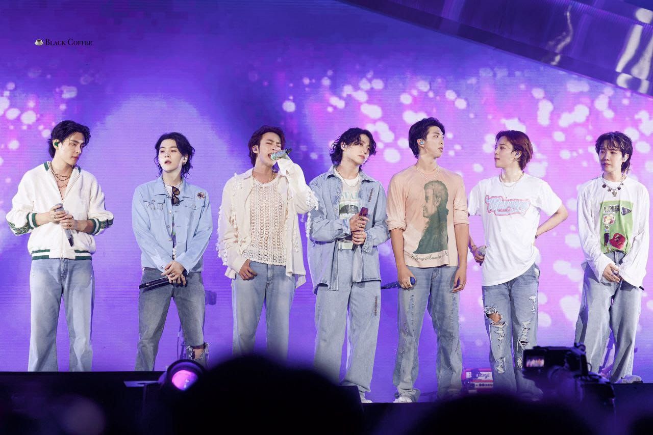 BTS Community Post - Lets join hands together and trust each other APOBANGPO 💜 BTS 💜 ARMY