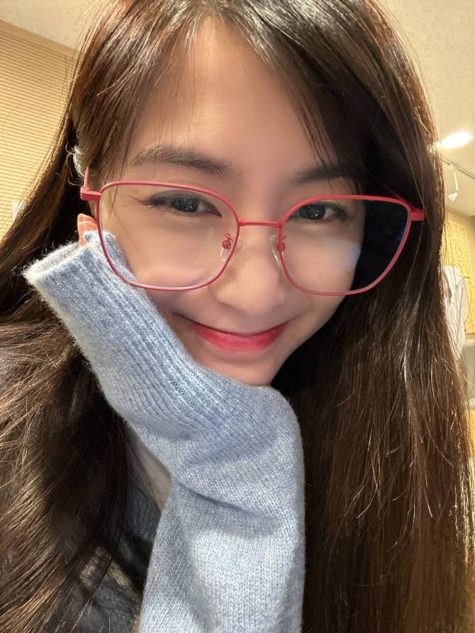 Apink Community Posts 어린시절 친구들이 썼던 빨간 뿔테 생각나서 라디오 때 써봤어 🤓 Hayoung
