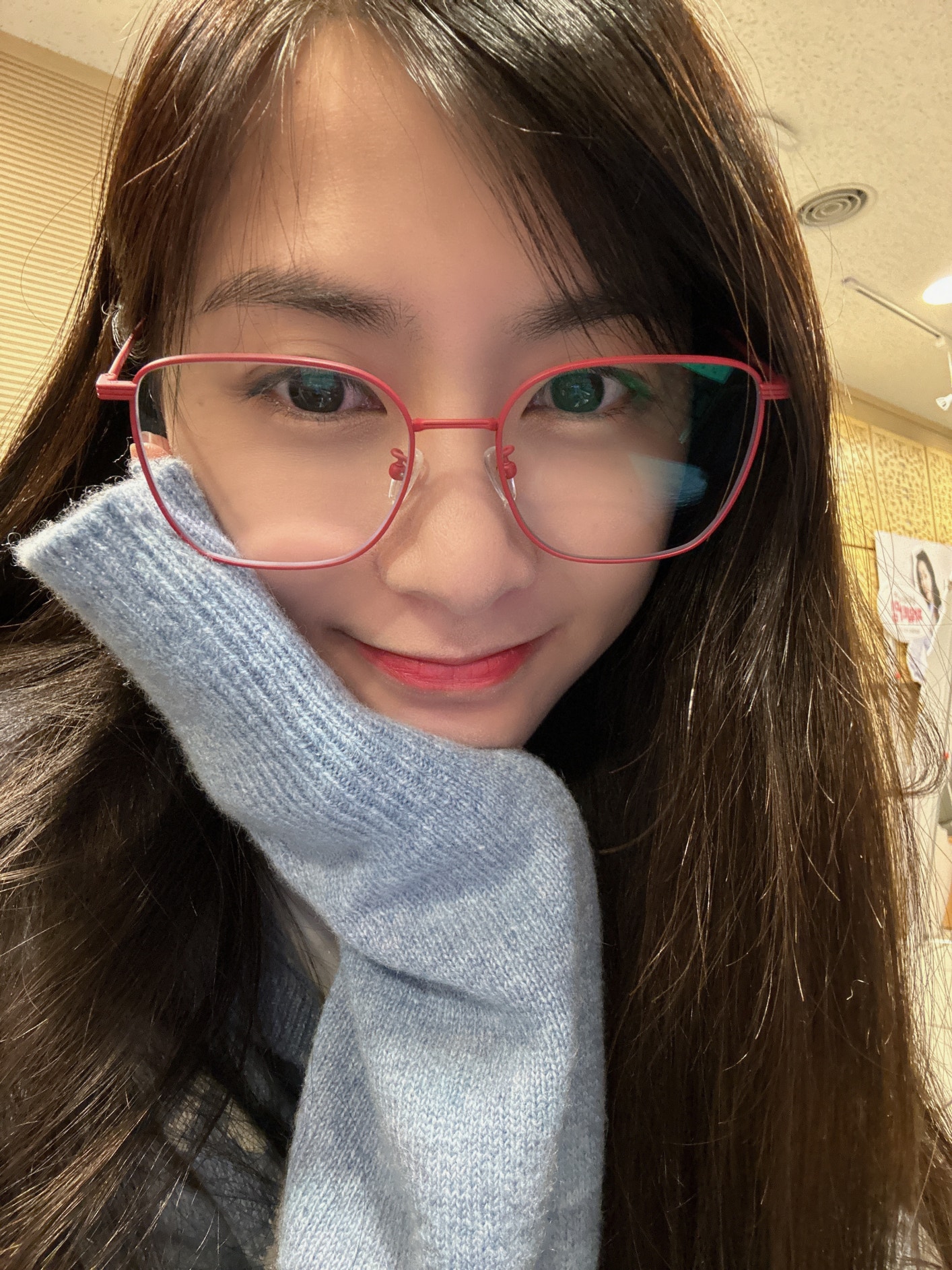Apink Community Post 어린시절 친구들이 썼던 빨간 뿔테 생각나서 라디오 때 써봤어🤓 Hayoung