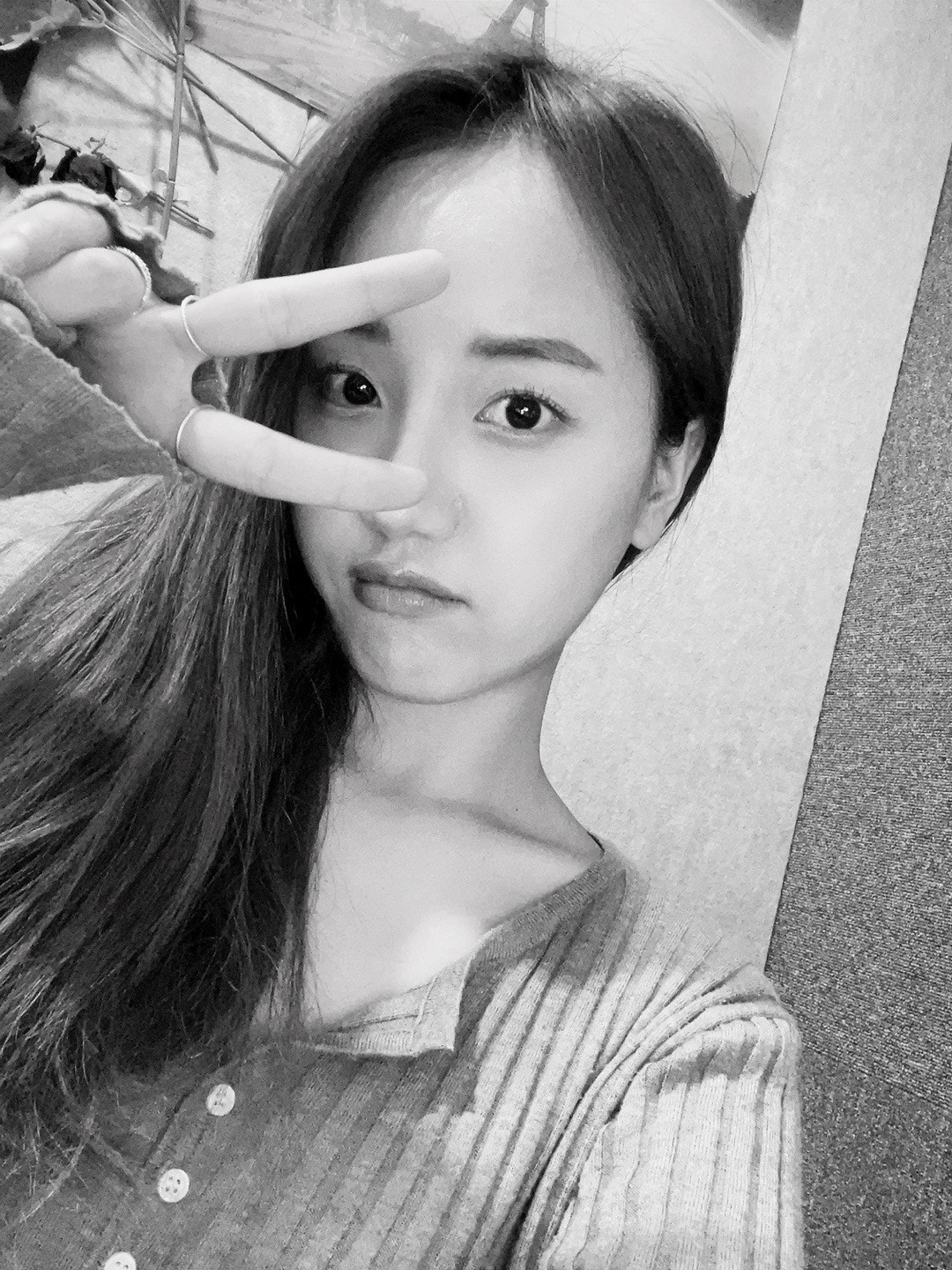 Cherry Bullet Community Posts - 잘 놀다 갑니다🖤 - HAE YOON