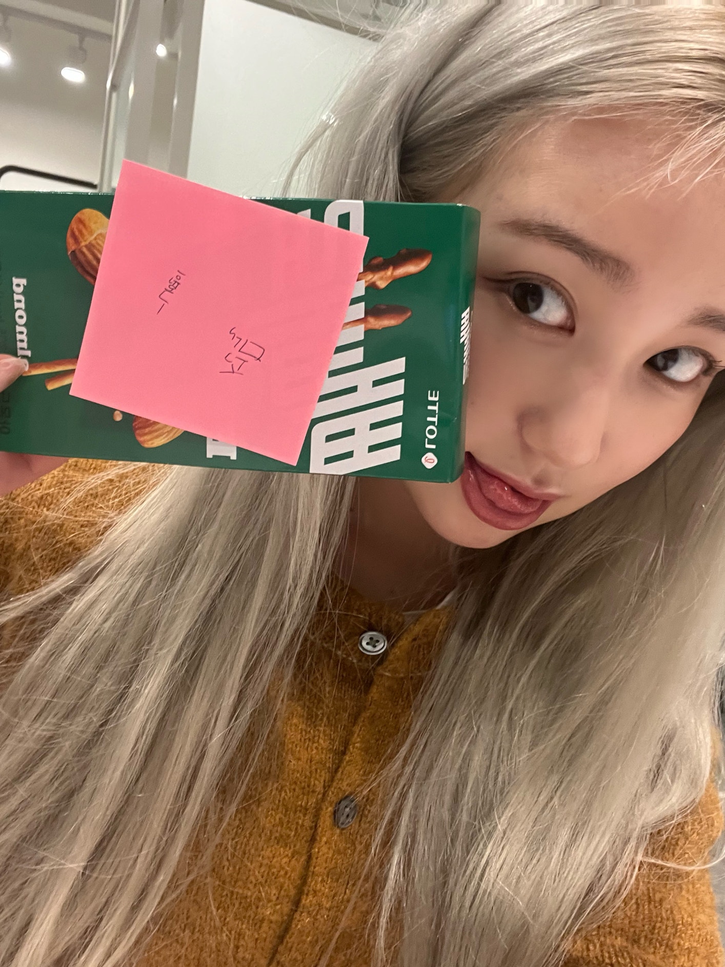 Wooah 커뮤니티 포스트 나여넌니가 빼빼로데이라서 선물 줬어요😝💪 ️ 부럽쥬🤭 ㅎㅎㅎ 언니 고마워💖 소라