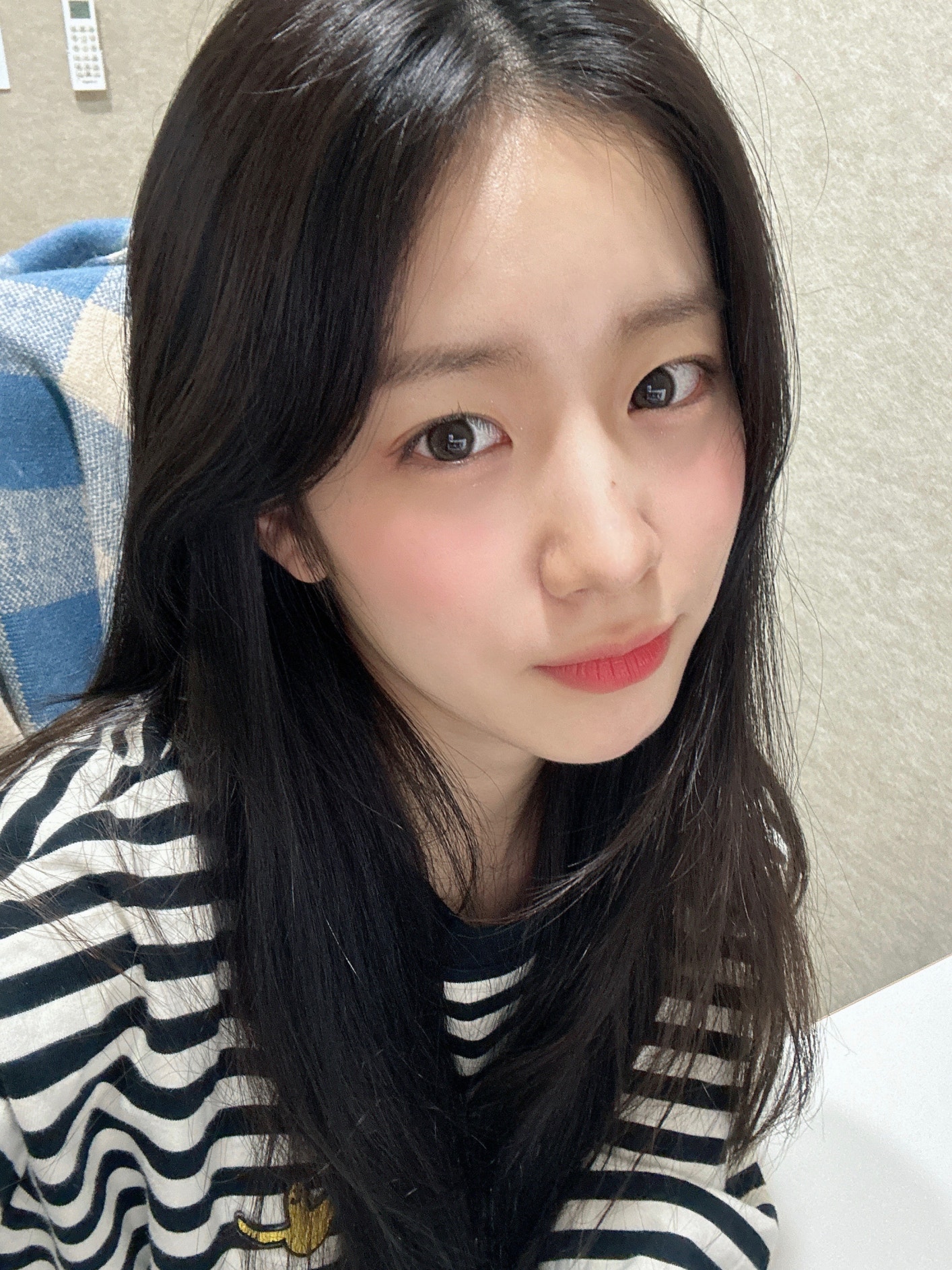 Wooah 커뮤니티 포스트 빼빼로 데이라 기분이 좋았는지 어제의 우연이가 셀카를 많이 남겨놨네요 ㅎㅎ🤓 오늘 비가 왔는데
