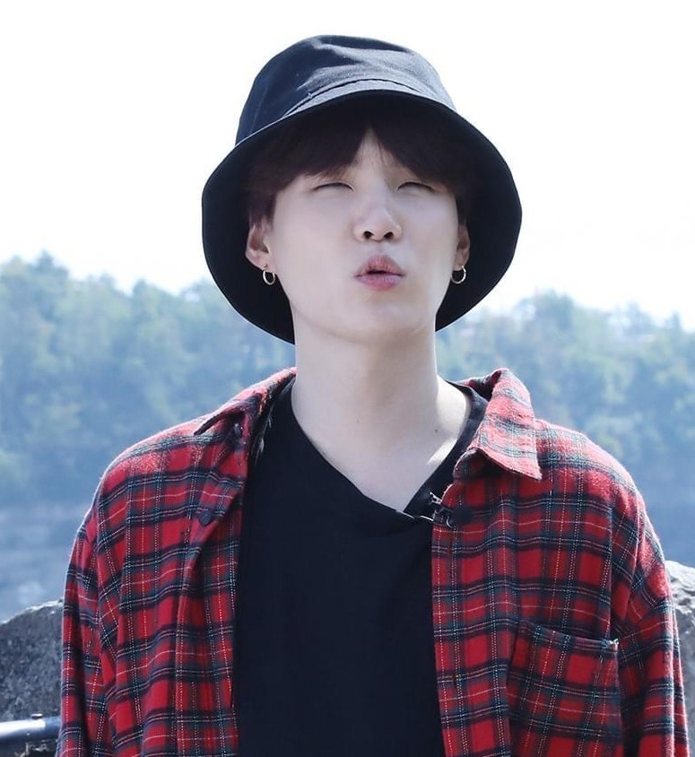Bts Community Post 윤기를 생각하면 두근두근해서 잠을 못자게 돼🙈💓 분명 윤기는 이렇게 말하지 그럼 내