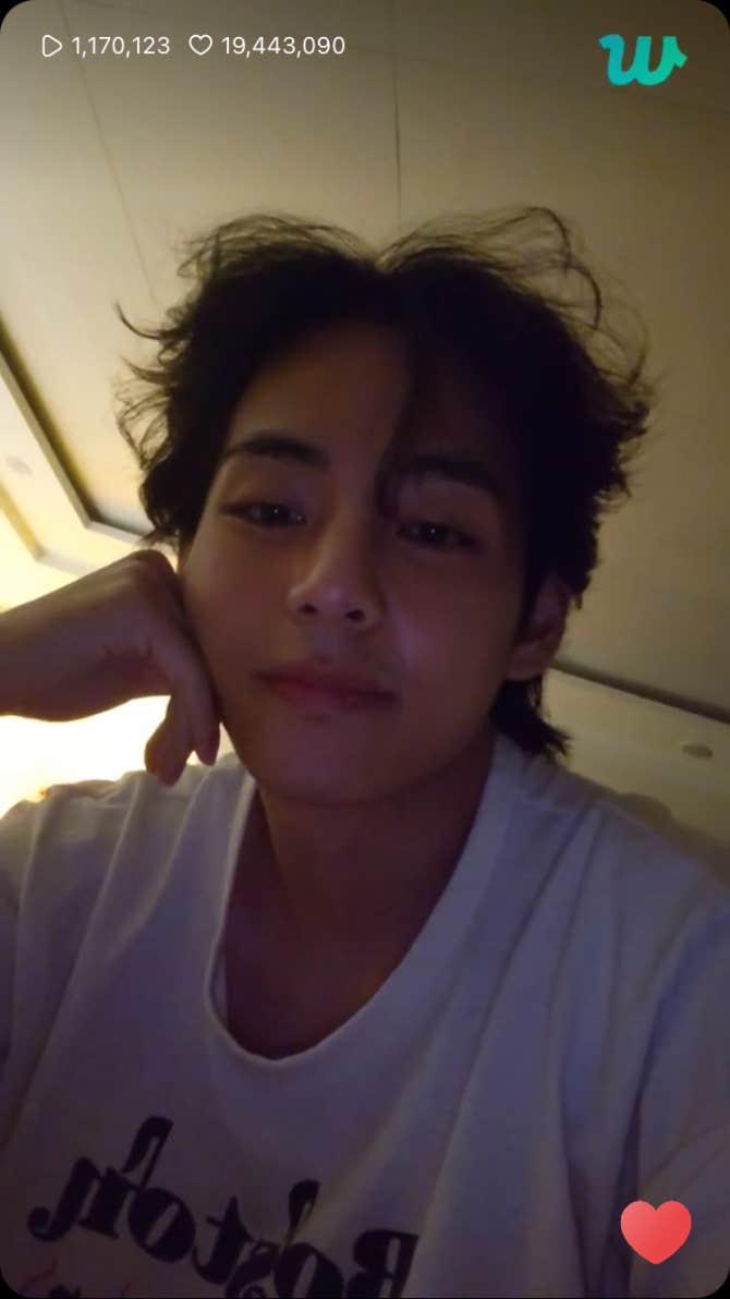 BTS Community Post - V는 오랜만에 Vlive를 할 때마다 더 귀여워 보인다💜💜💜 더 이상 변하지 마. 넌 이렇게 완벽해💕💕💕 don’t change ...