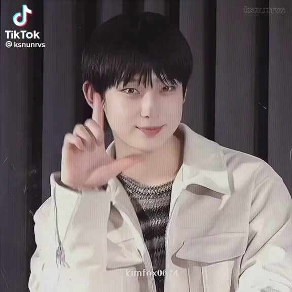 ENHYPEN Community Post - seon woo knows to spell L.O.V.E 😆 haha💛💛💛💛💛💛