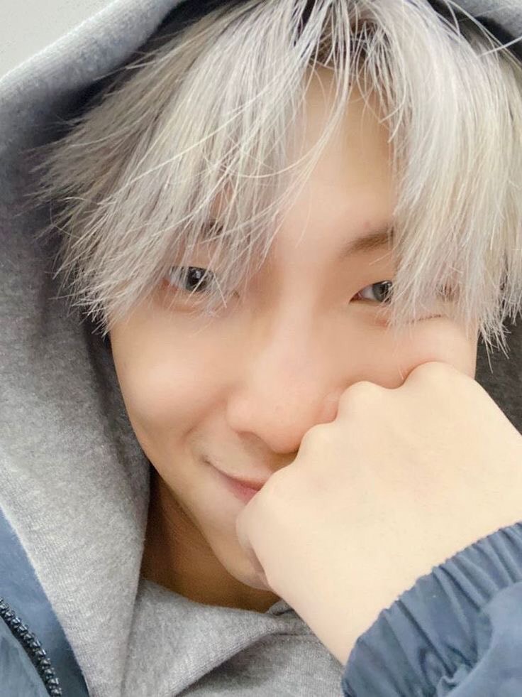 Bts Community Posts 남준이 왜이렇게 잘생겼어omg 그 아름다움에 빠져버렸어 어쩜 이리 잘생겼어 아름다운💕💕